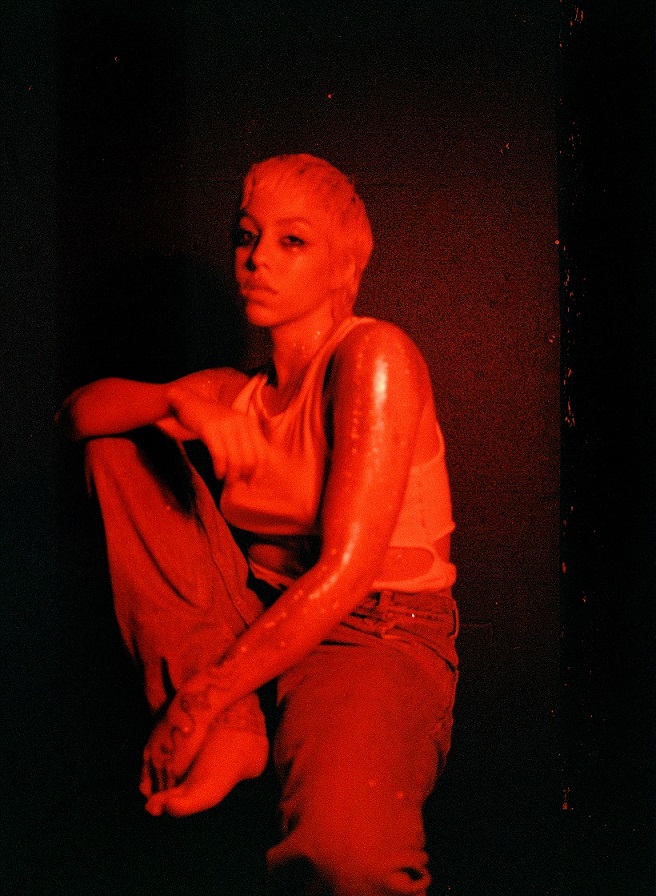 ORM - Poppy Ajudha、デビュー・アルバム『The Power In Us』より、新曲「Holiday From Reality ...