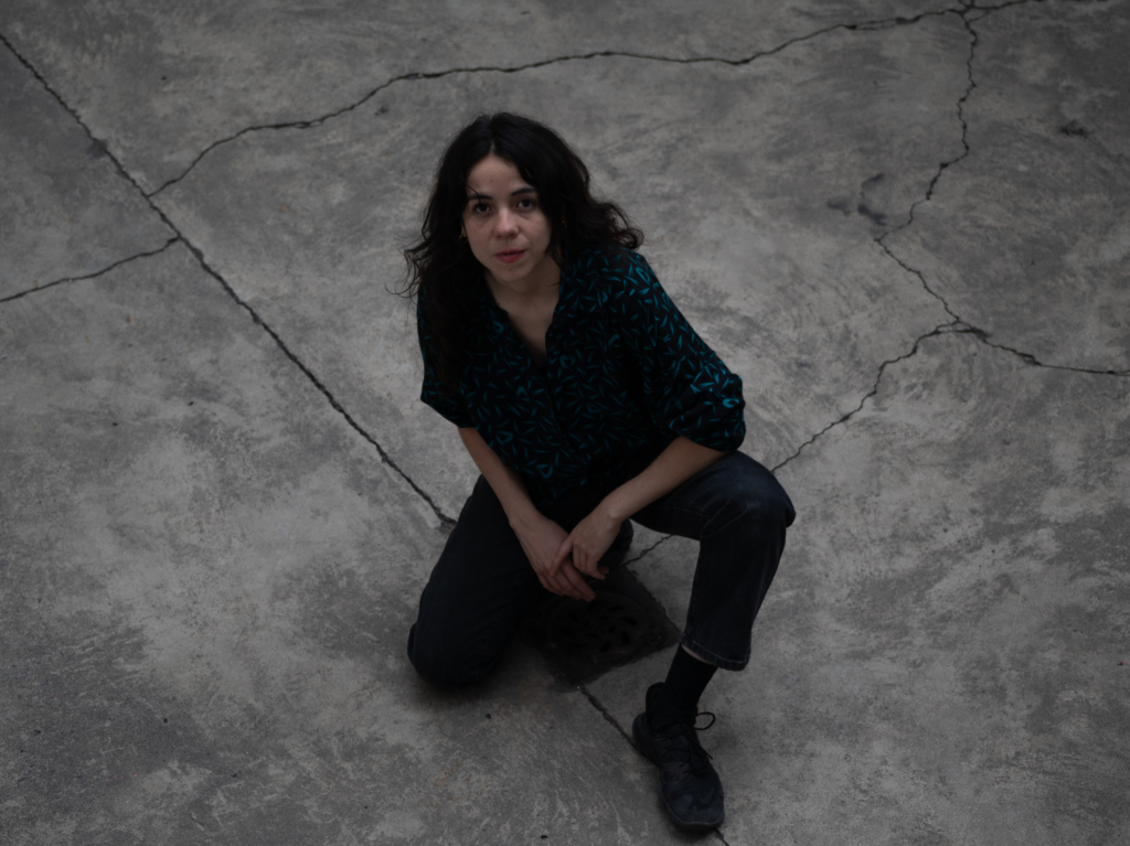 ORM - グアテマラ出身のエクスペリメンタル・アーティストMabe Fratti、3rdアルバム『Se Ve Desde Aquí』をリリース！