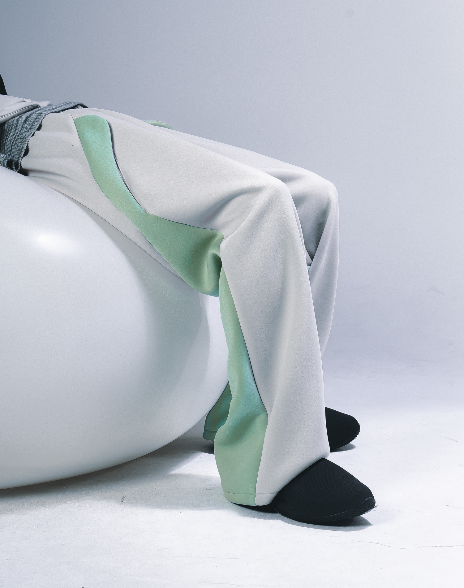 ORM - 片出 真武による東京のブランド〈ryaw〉が自然と都市の適合をテーマにした24AWコレクション『Each adaption』を発表